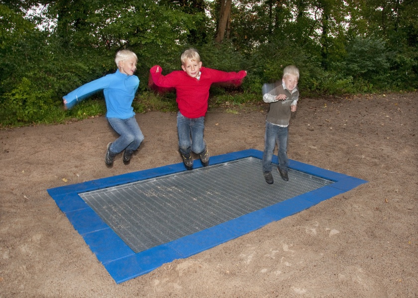 Trampoline ekstra stor 250 x 250 cm for lekeplass - Lek og natur